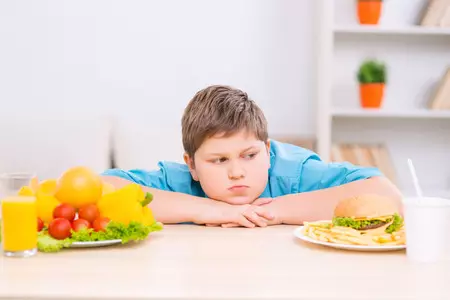 کودک غذا نمی خورد: وقتی به خانه می رسد، از قند و چربی اشباع شده است و نمی خواهد غذا بخورد.