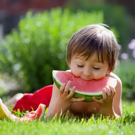 chlapec-jíst-meloun