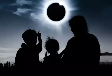 enfants-eclipse-solaire