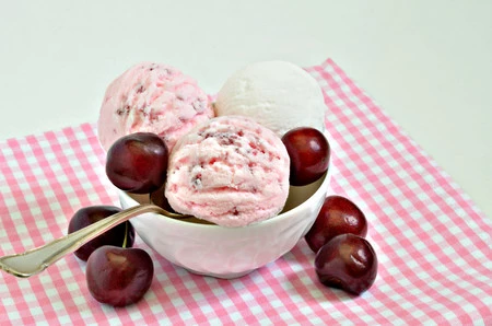 jäätelö-terve-jogurtti-kirsikat