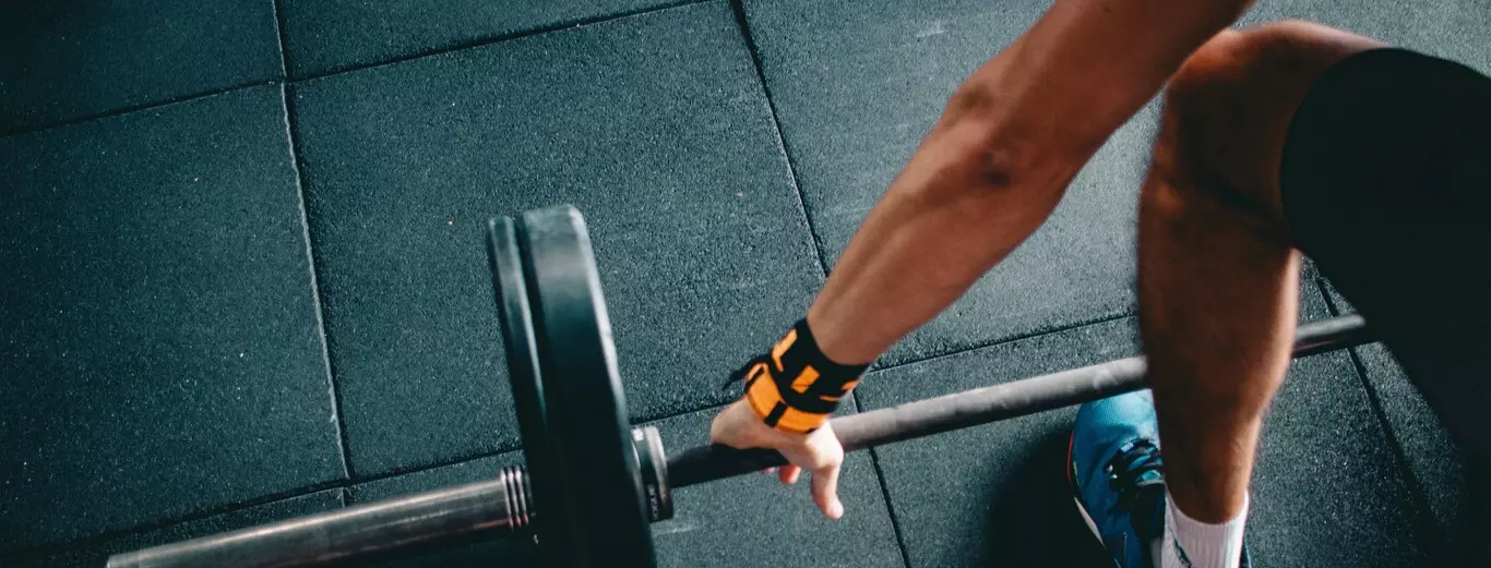 Begjin deadlifts te oefenjen: de kaaien om jo glutes en skonken effisjint te wurkjen