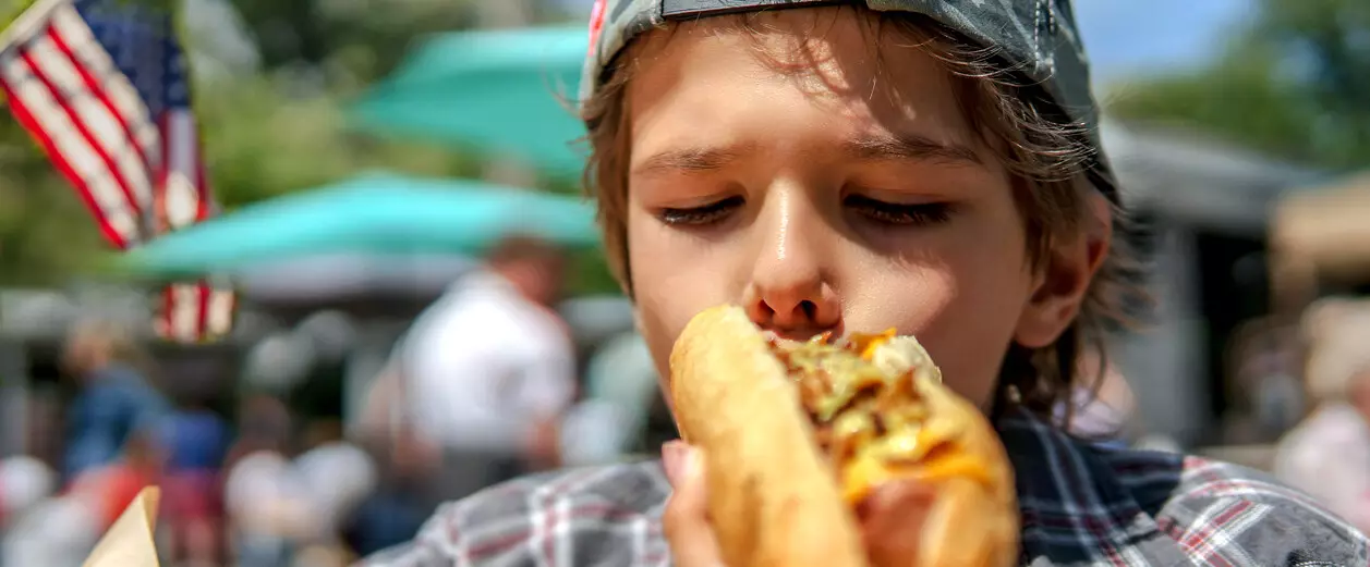 O consumo de alimentos ultraprocessados ocupa a maior parte da dieta de crianças e adolescentes, segundo pesquisa recente