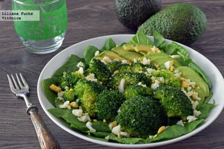 Brokkolisalat mit Avocado und Ei