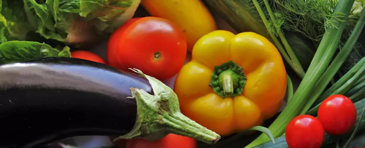 Це ті вітаміни та фітонутрієнти, які приховані в кожному фрукті та овочі залежно від його кольору