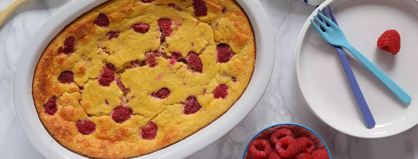 Walang asukal na raspberry at oatmeal fitness cake. Madali at malusog na recipe ng pagluluto