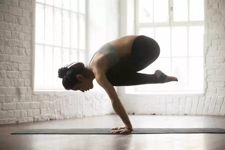 Die Bakasana-Kranichhaltung ist nicht mit der Kakasana-Krähenhaltung Istock zu verwechseln