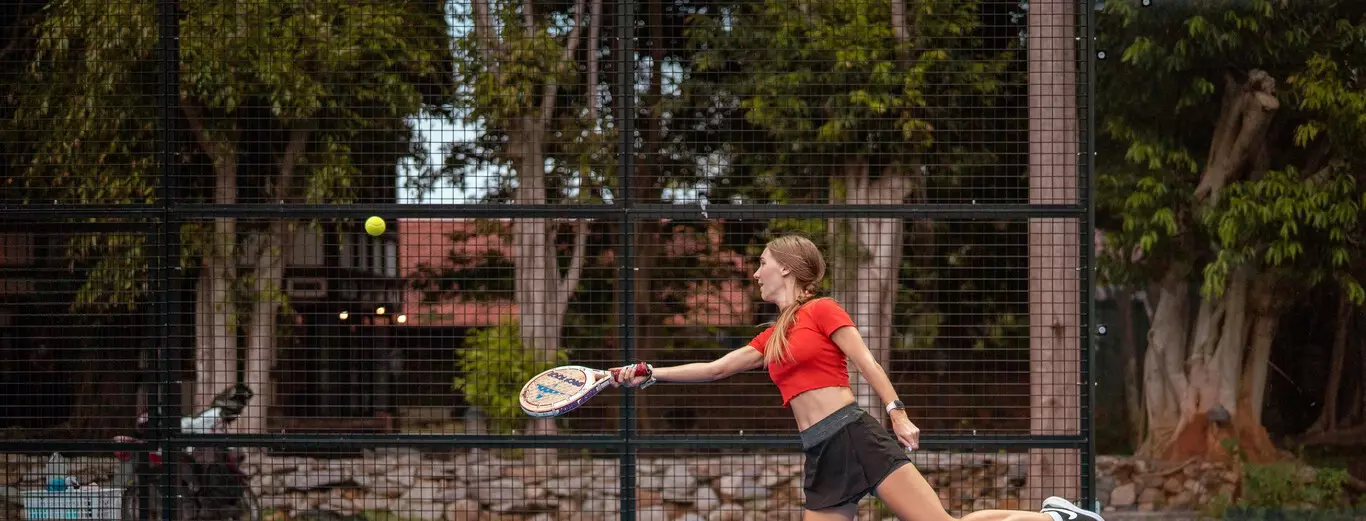 This paddle tennis racket, very light and designed to play like a professional, is on sale 100 euros cheaper