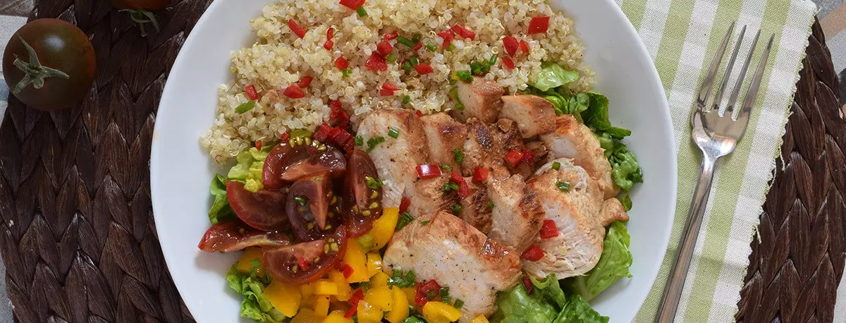 Ensalada de polo, quinoa e leituga. Receita saudable