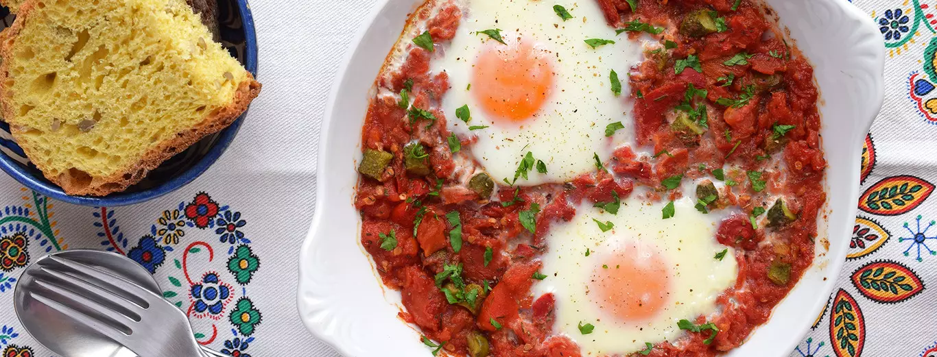 Œufs au four avec tomate et poivron. Recette de cuisine facile, simple et délicieuse