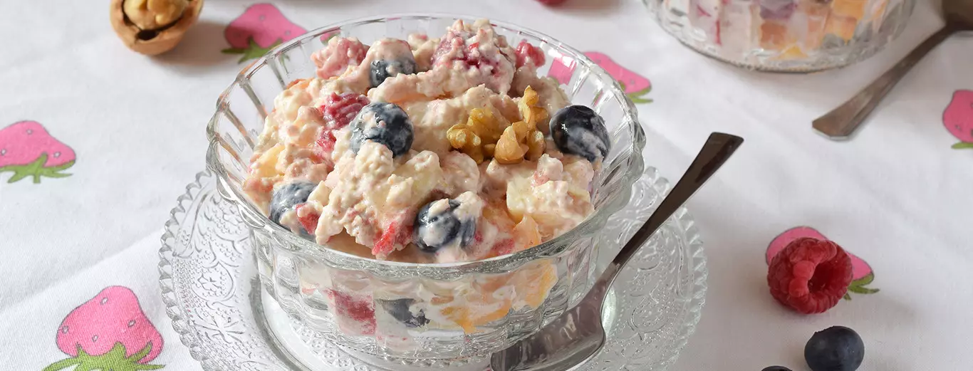 Muesli Bircher Swiss bi îsotê, mast û fêkî. Reçeteya sade û tamxweş