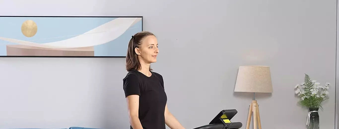 Le tapis de course pliable Homcom vous permet d'entraîner votre cardio sans quitter votre salon et est maintenant en vente