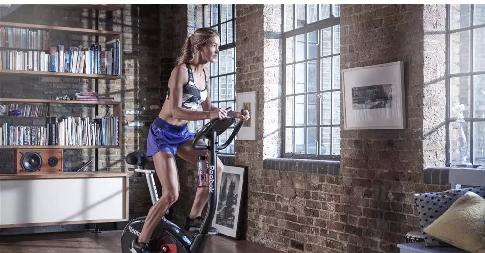 Boostez votre routine cardio à la maison avec le vélo d'exercice Reebok GB40S peu encombrant, disponible à prix réduit