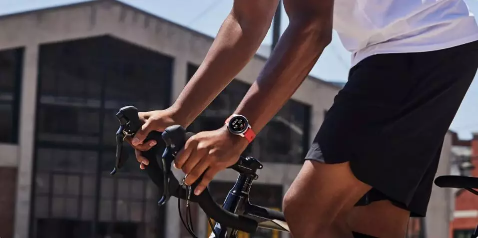 An Amazfit GTR 42 smartwatch, foirfe chun cabhrú leat do ghnáthamh a rialú, anois ar leathphraghas