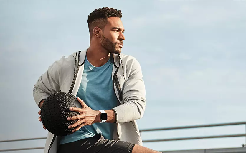 Fitbit Versa 2: de smartwatch dy't jo kinne kontrolearje mei jo stim is no te krijen foar in heule lege priis op Amazon