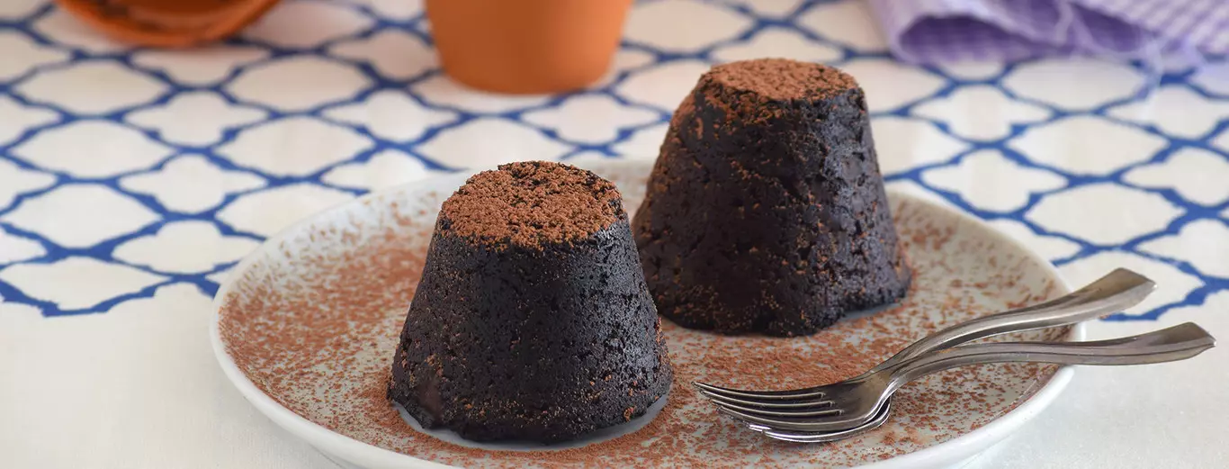 Pastissets de xocolata i alvocat al microones. Recepta de postres keto fàcil