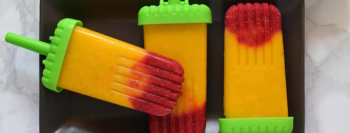 Mango, bhanana uye raspberry popsicles. Healthy recipe