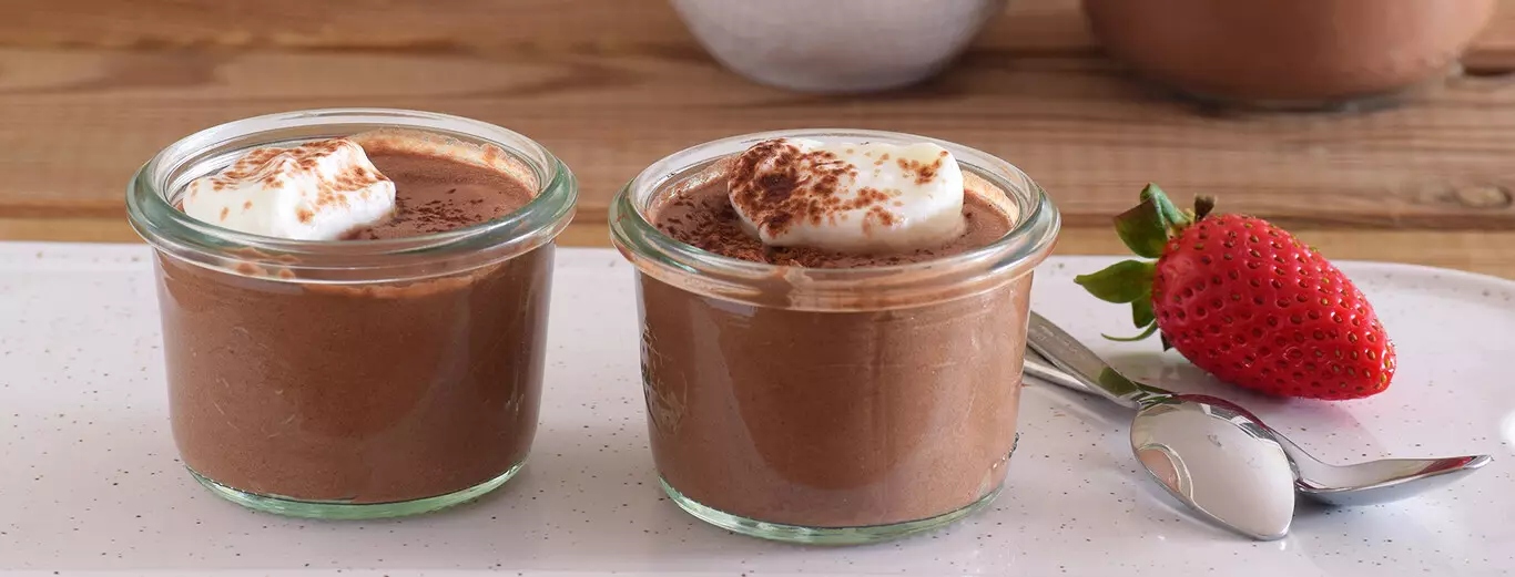 Vegansk keto-sjokolademousse. Enkel og enkel sunn dessertoppskrift