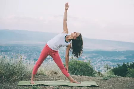 Dies sind die verschiedenen Arten von Asanas, die Sie in einer Yoga-Sitzung machen können