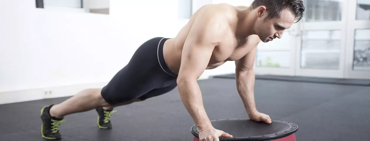 Wenn Sie starke Bauchmuskeln wollen (und auf Ihre Gesundheit achten), hören Sie auf, Sit-ups zu machen!