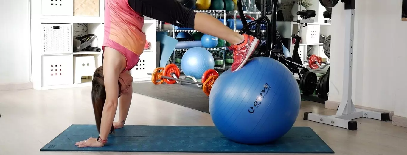 Latih glute dan perut anda dengan fitball: litar video untuk diamalkan di mana-mana sahaja