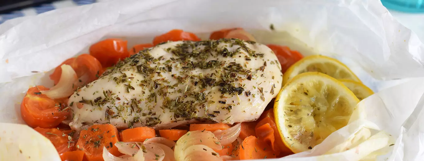 Kipfilet yn 'e magnetron en papillote mei griente: sûn resept foar in goede lunch of diner yn 15 minuten