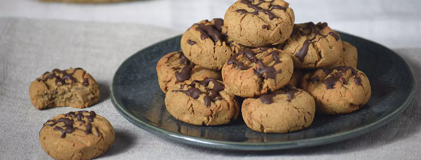 Fitness Cookies mit Erdnusspulver, Protein und Kokosöl. Gesundes Rezept