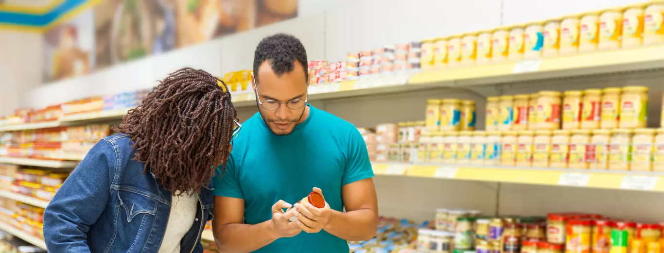 In fiedingstechnolooch jout jo de kaaien foar it kiezen fan de sûnste konserven yn 'e supermerk