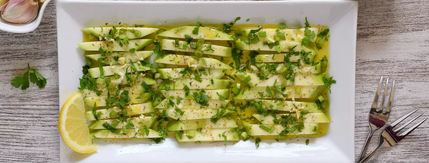 Anchovies si n'ubi ma ọ bụ salad courgette marinated: ahụike, vegan na nri nri na-enweghị ọkụ