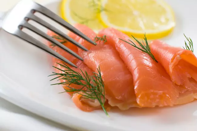 Kedu ndị mmadụ na-ekwesịghị iri salmon anwụrụ ọkụ n'abalị nke afọ ọhụrụ?