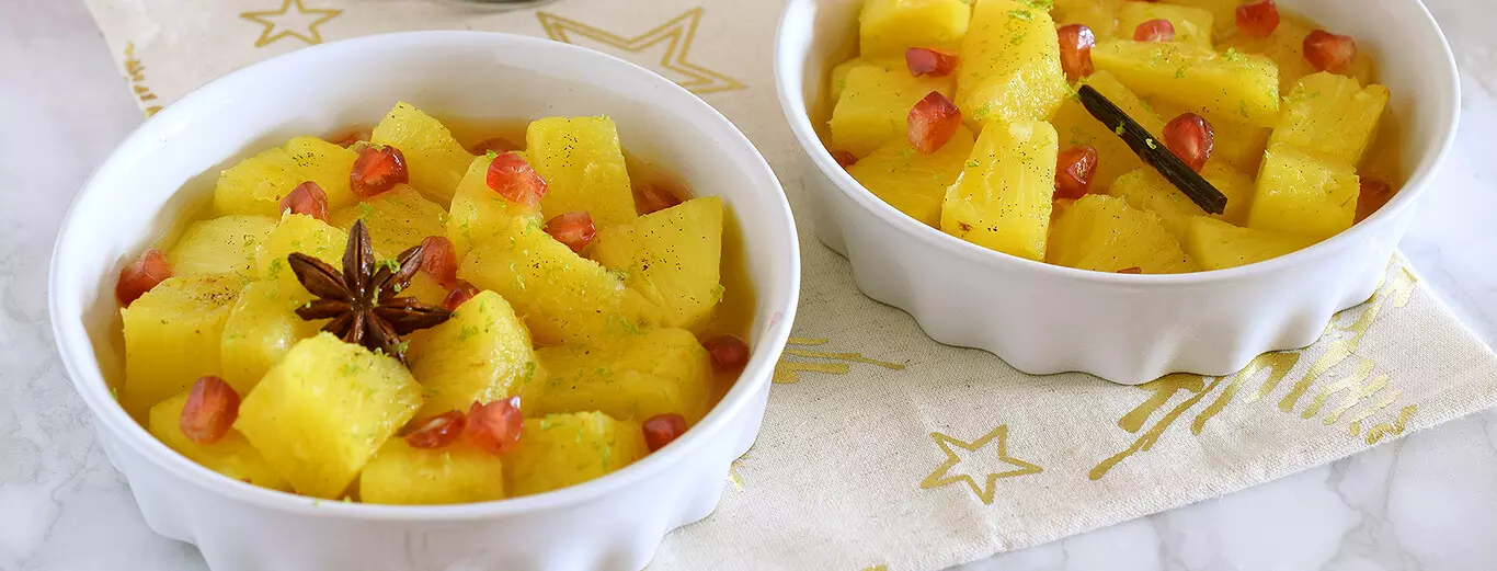 Ananas in heller Orange und Vanillesirup: gesundes, erfrischendes und leichtes Dessertrezept für Silvester