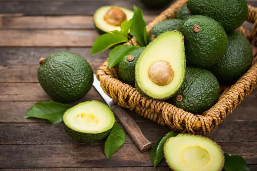 Die kuriose Geschichte der Avocado: Wie und warum sie zum modischen „Superfood“ wurde