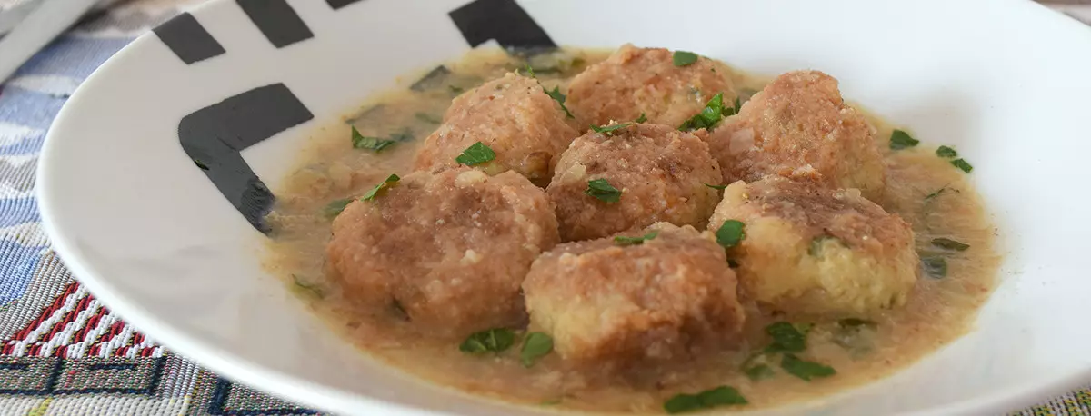 Hake და prawn meatballs სოუსში. ჯანსაღი, მარტივი და მარტივი მომზადების რეცეპტი