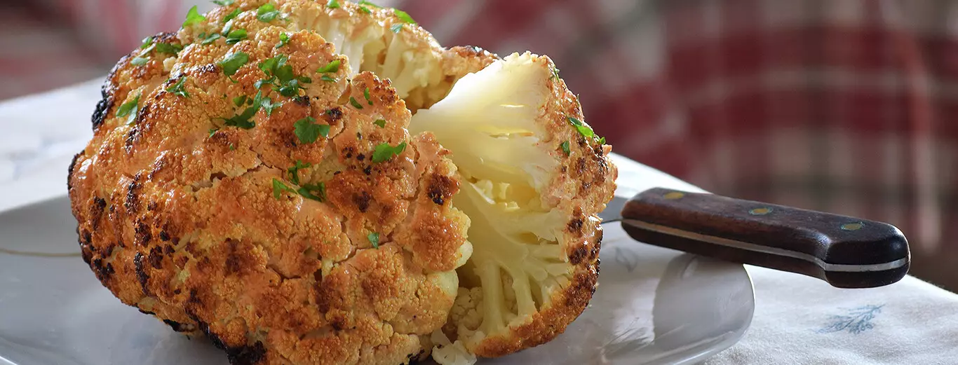 Cavolfiore al forno intero arrosto con salsa allo yogurt piccante - Ricetta vegetariana molto facile e salutare