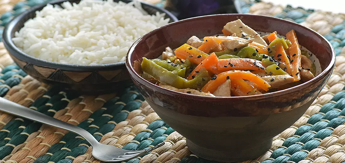 Oriental nga manok stir fry uban sa mga utanon: sayon ug yano nga himsog nga resipe