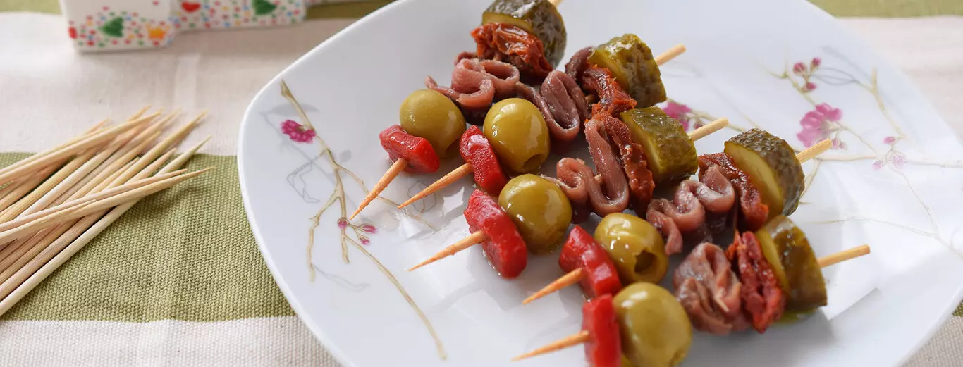 Banderillas in salamoia con acciughe, peperoni e pomodori secchi: ricetta salutare per l'antipasto