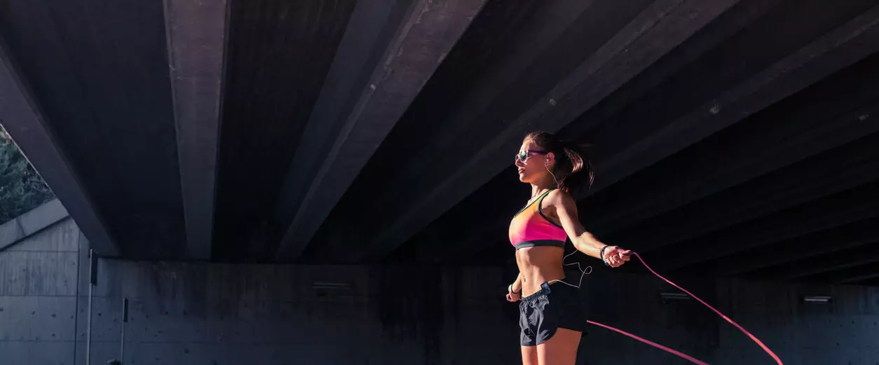 Un allenamento HIIT in 15 minuti per il quale hai solo bisogno di una corda per saltare