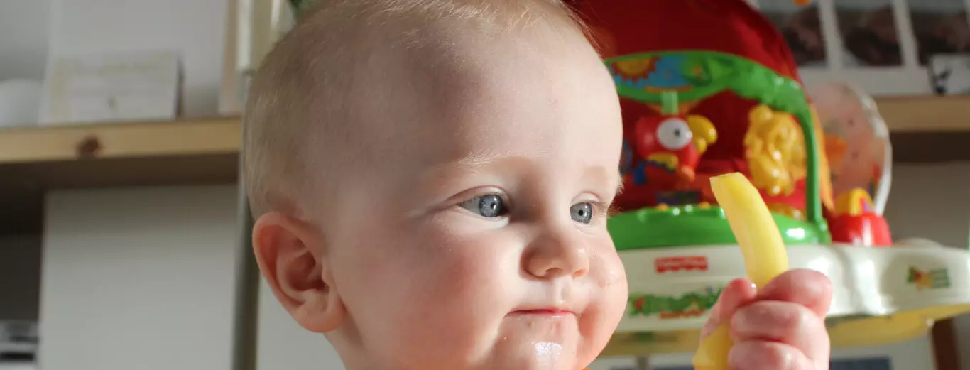 Afai e te le'i fa'alogo i le Baby-led weaning (BLW), e to'afa tagata popoto e ta'u mai po'o le a lea ma pe fa'apefea ona amata i lau pepe.