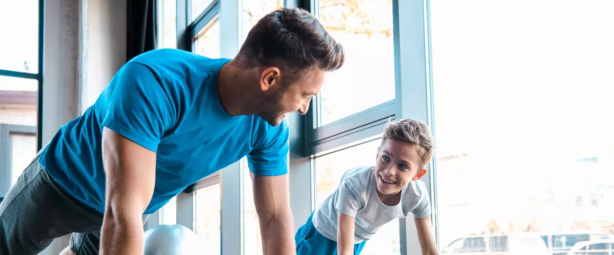 "Fan hokker leeftyd kin ik nei de gym gean?": alle toetsen foar bern en adolesinten om te begjinnen mei training en hoe te dwaan