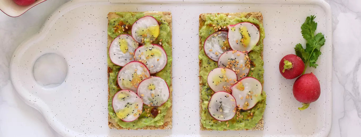 Knapperige avocadotoosts met tahini, radijs en zaden: gezond recept