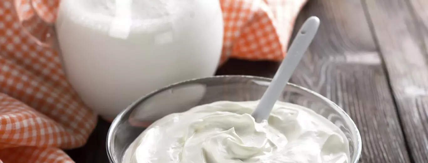 Yoghurt, skyr, kefir of slop tsiis: wat hat mear proteïne?