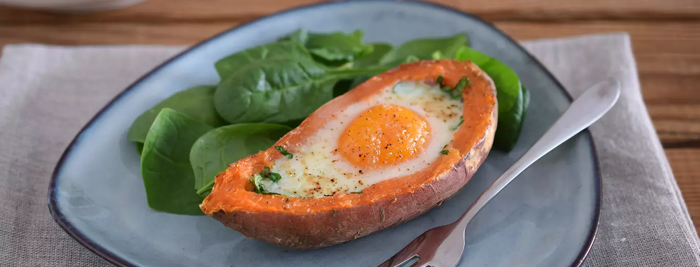 Baked swiete ierappel gevuld mei aai en spinaazje: sûn, voedzaam en satiating resept