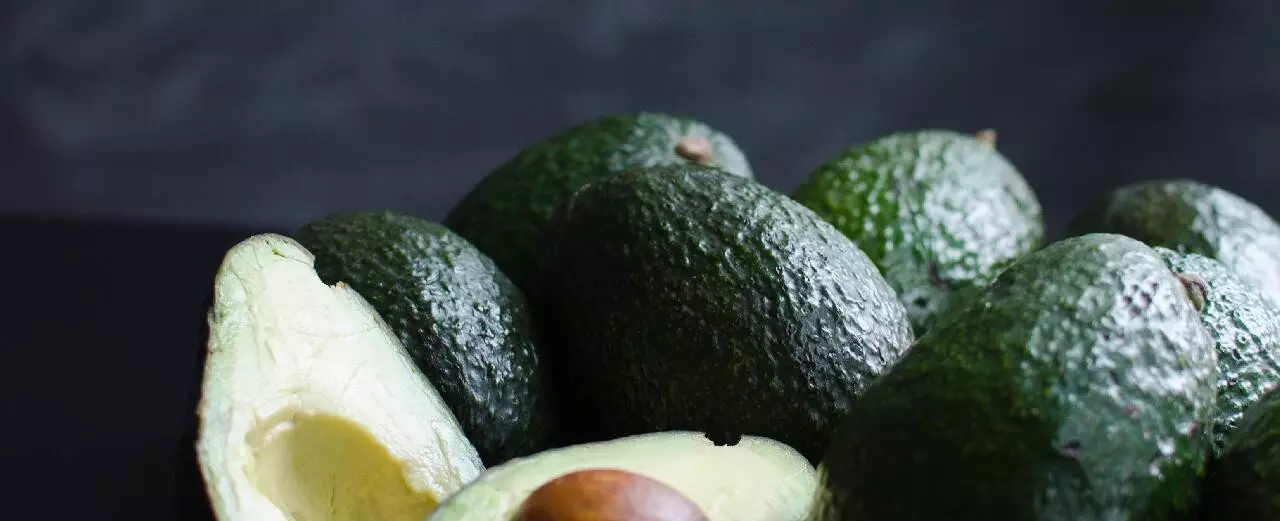 Hinugin ang iyong mga avocado sa microwave: sasabihin namin sa iyo kung ito ay isang magandang ideya at ang mga hakbang upang gawin ito