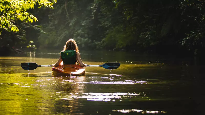 Ti akoko ooru yii iwọ yoo gbiyanju kayak, a yoo sọ fun ọ kini awọn anfani rẹ ati awọn aaye marun lati ṣe adaṣe ni Ilu Sipeeni