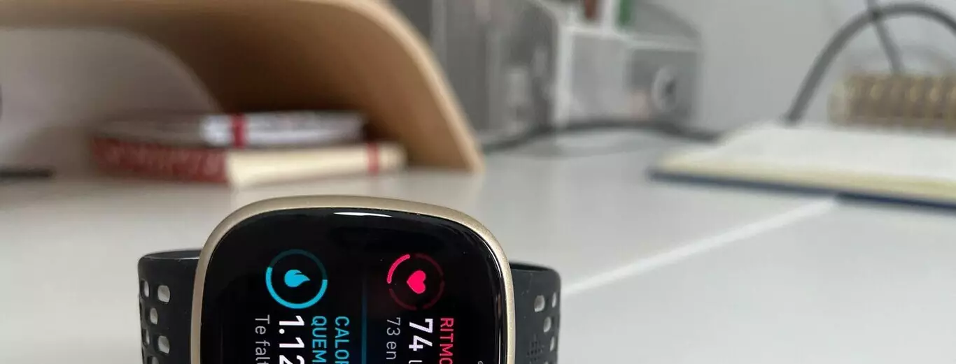 I-Fitbit Versa 3, enye yezacholo zeFitbit ezineGPS edibeneyo, ngexabiso eliphantsi elingaphantsi kwe-170 euros kwiAmazon.