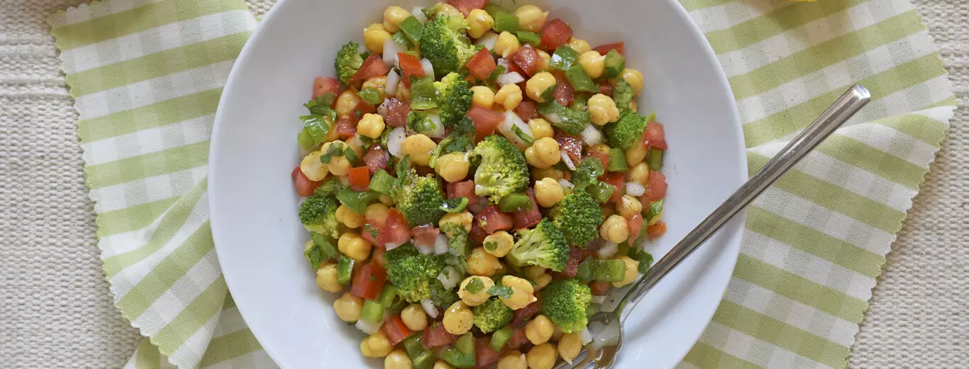 Isaladi ye-Chickpea, i-broccoli ne-vinaigrette kalamula. Iresiphi ye-vegan elula enempilo