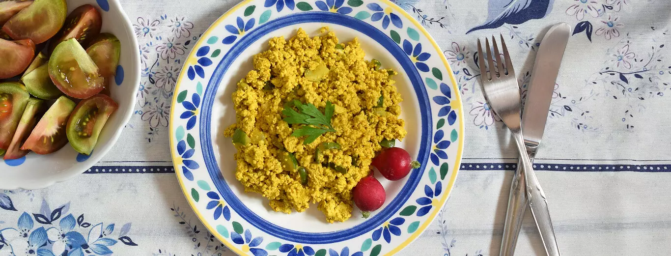 Tahu vegan lan scramble sayuran. Resep masak sing sehat, gampang lan prasaja