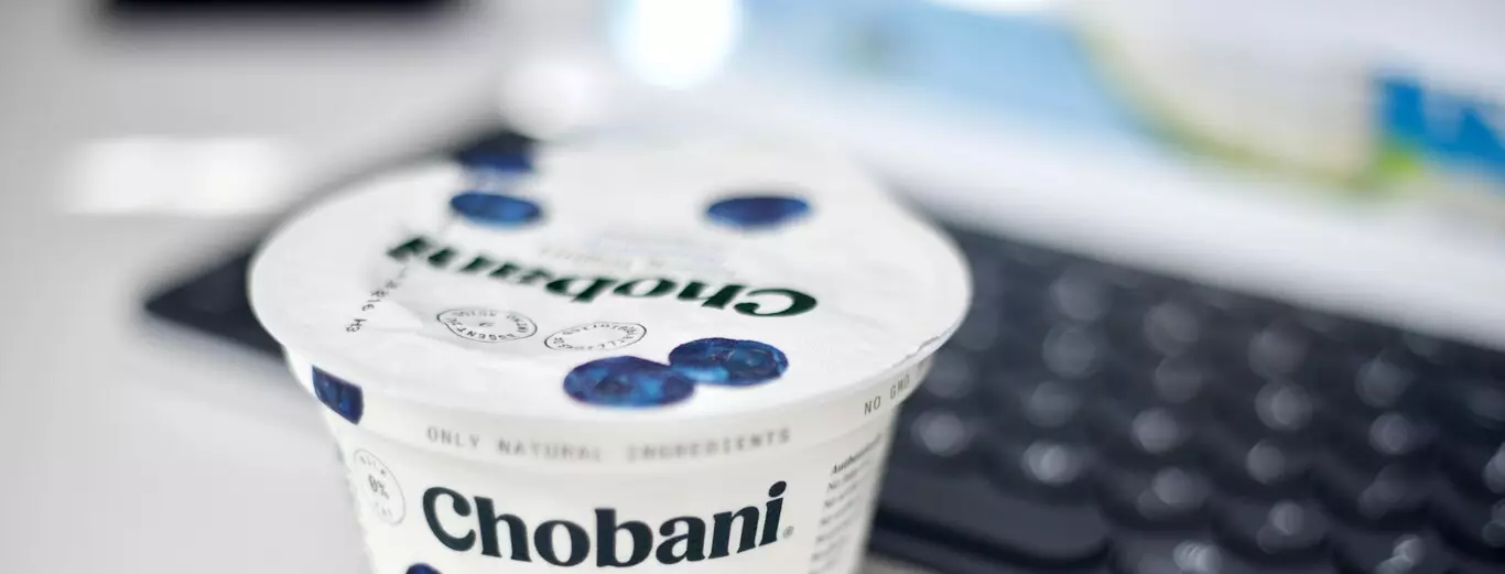 Eke, skimmed, sweetened, flavored na Greek yogurt: ndị a bụ ihe dị iche iche nri ha