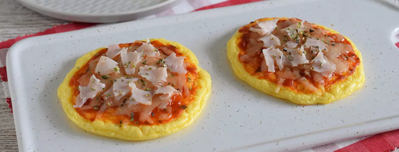 Mini keto pizzas: healthy recipe without flour for an appetizer or dinner rich in protein
