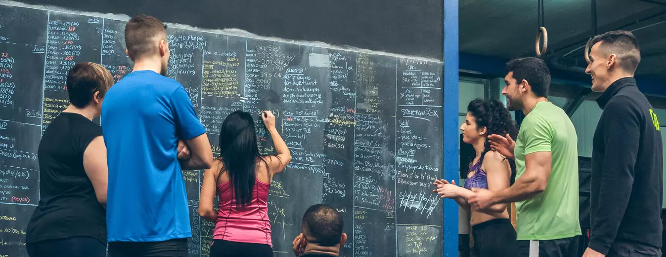 在健身房训练或做 CrossFit：我根据自己的目标选择哪一个？他们有什么不同？