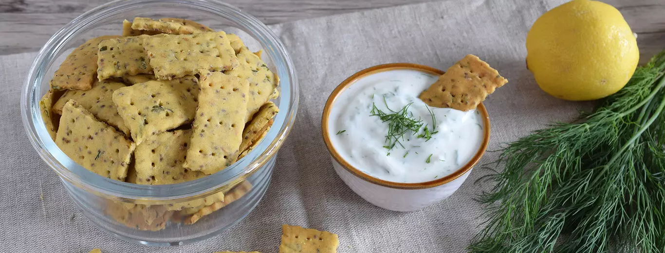 Krokante crackers mei yoghurt dip. Maklik en ienfâldich resept